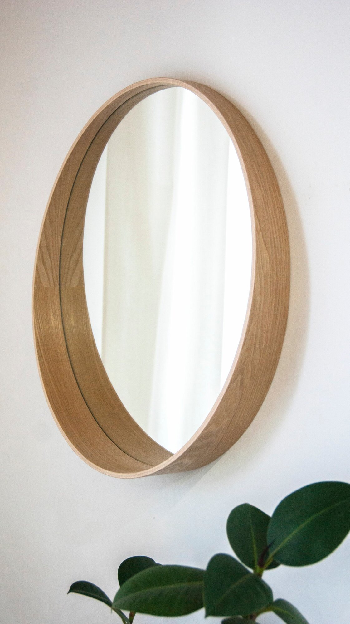 Зеркало интерьерное круглое настенное в деревянной раме Дуб 80 х 80 см