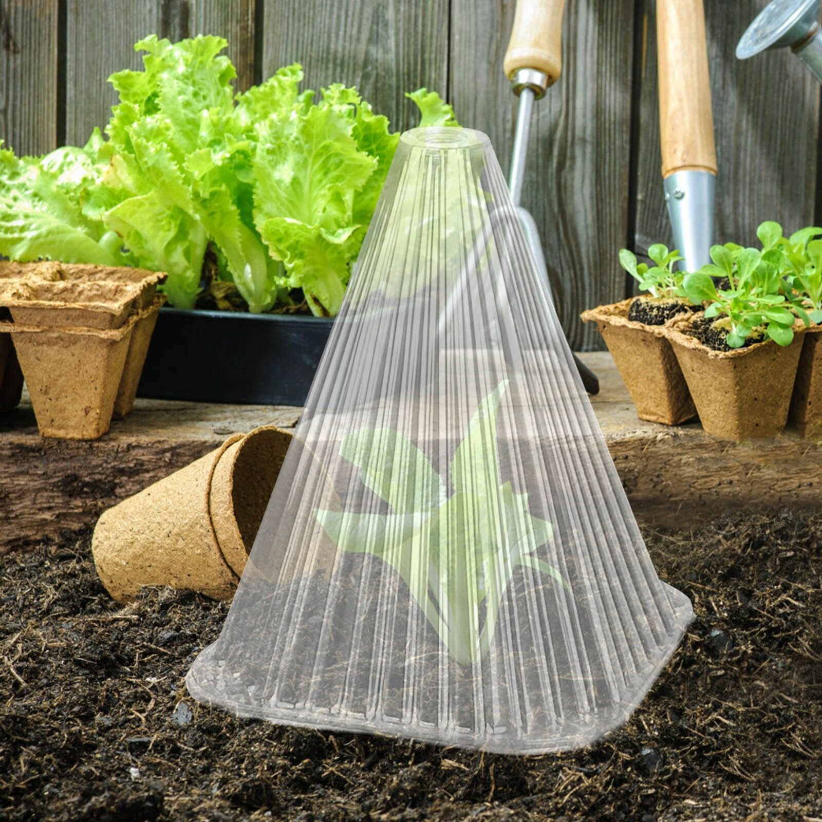 Мини-тепличка для защиты растений зимой с каркасом из металлической трубы и укрывным материалом спанбонд