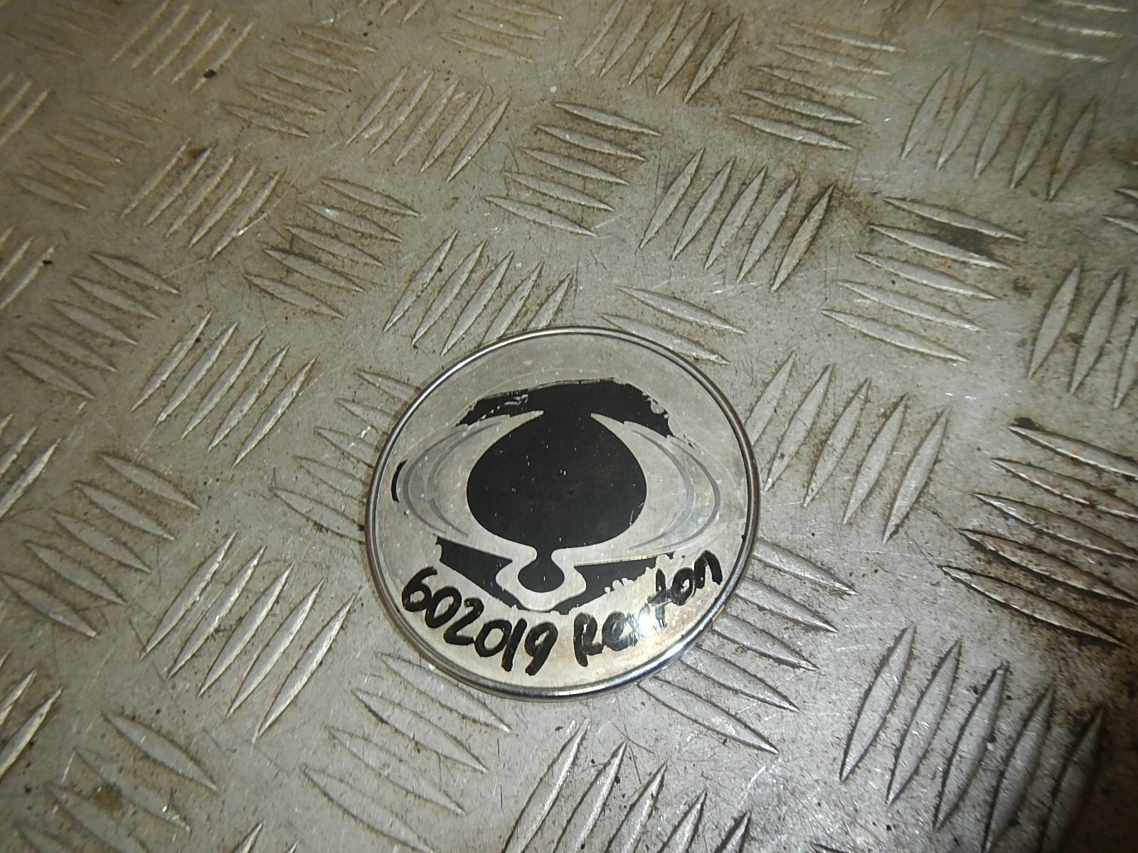 Б/У Эмблема на крышку багажника, SsangYong (Сангйонг)-REXTON II (07-) SSANGYONG REXTON II (07-) Отслоение краски. 602019...