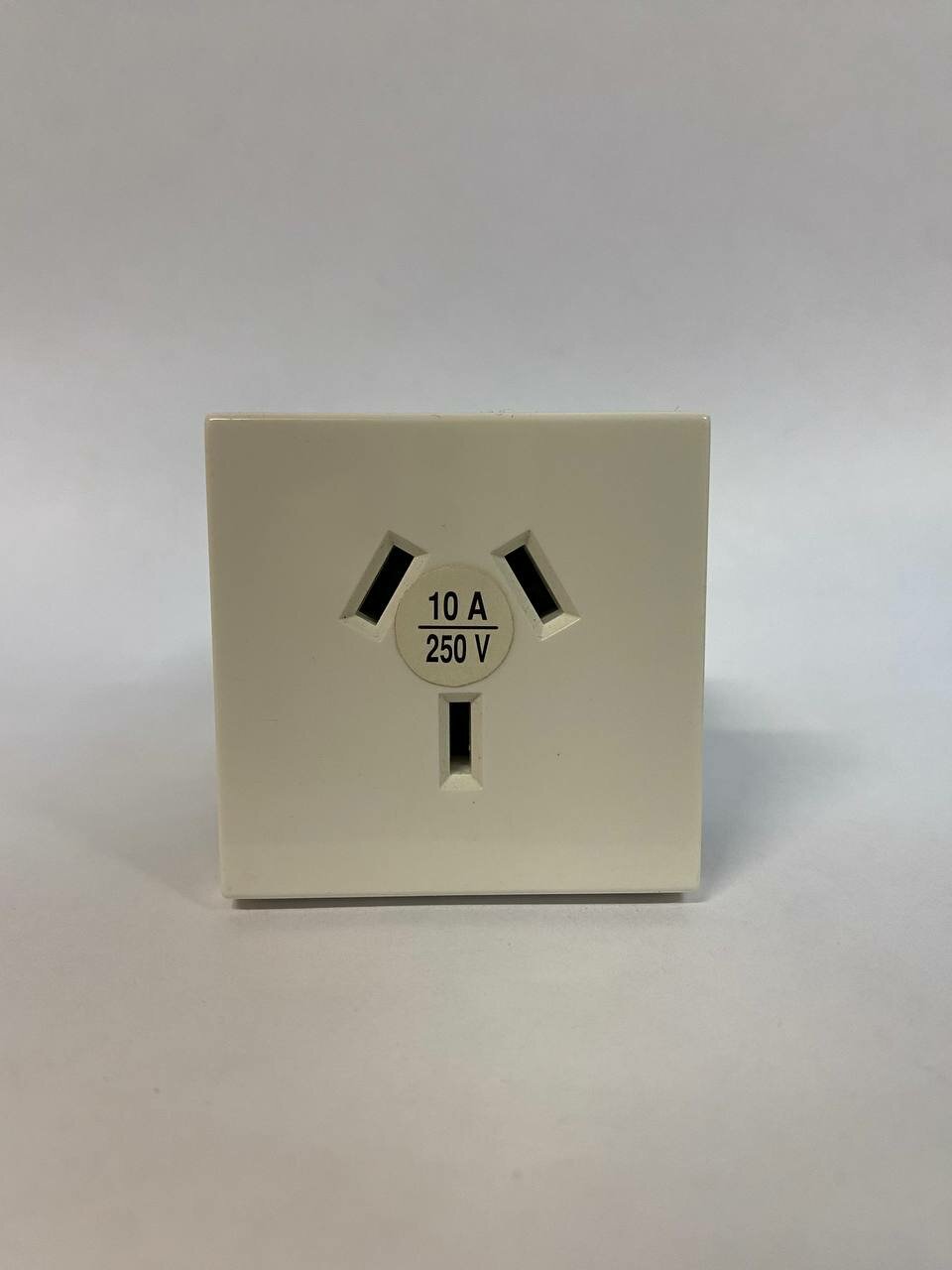 Розетка Legrand "Mosaic" 074167, английский стандарт, монтаж встраиваемый, цвет белый