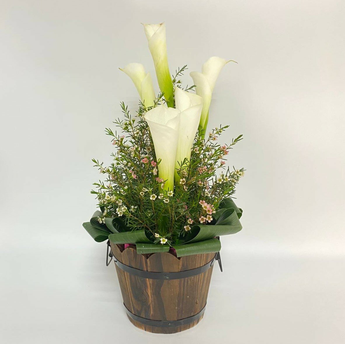 Интерьерная композиция в деревянном кашпо белые каллы и хамелациум