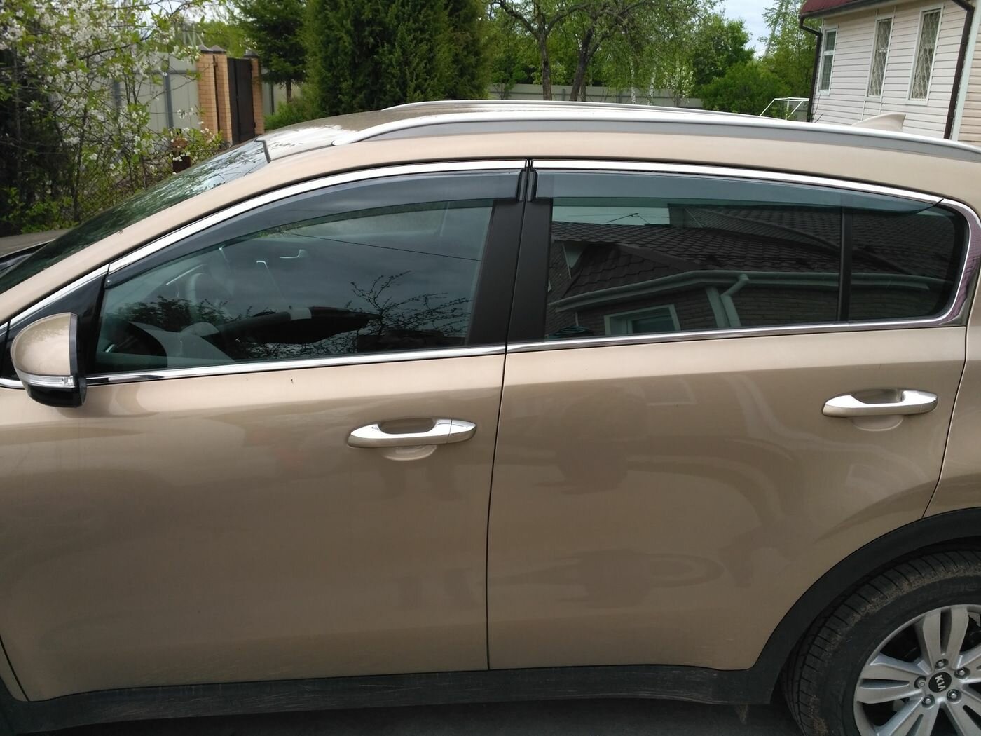 Дефлекторы окон Kia Sportage 2016-2022 с молдингом из нержавеющей стали