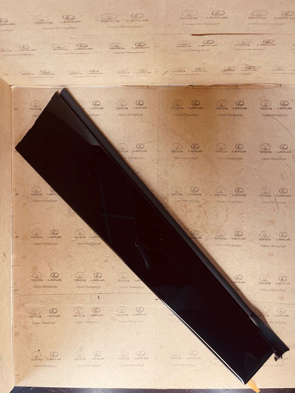75762-33100 Накладка задней левой двери Toyota Camry 70