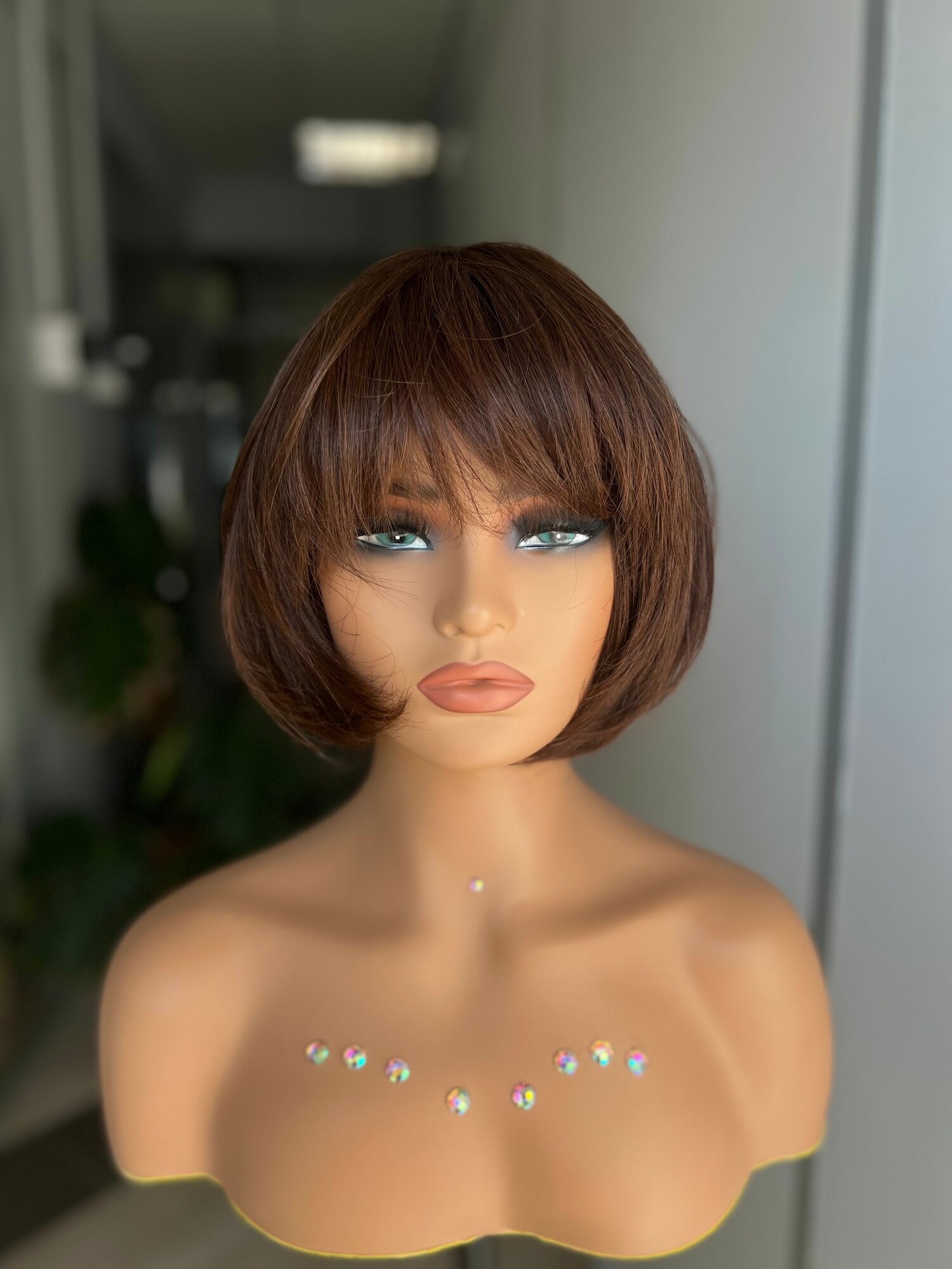 Парик натуральный каре классика каштан Onlyshair длинной челкой