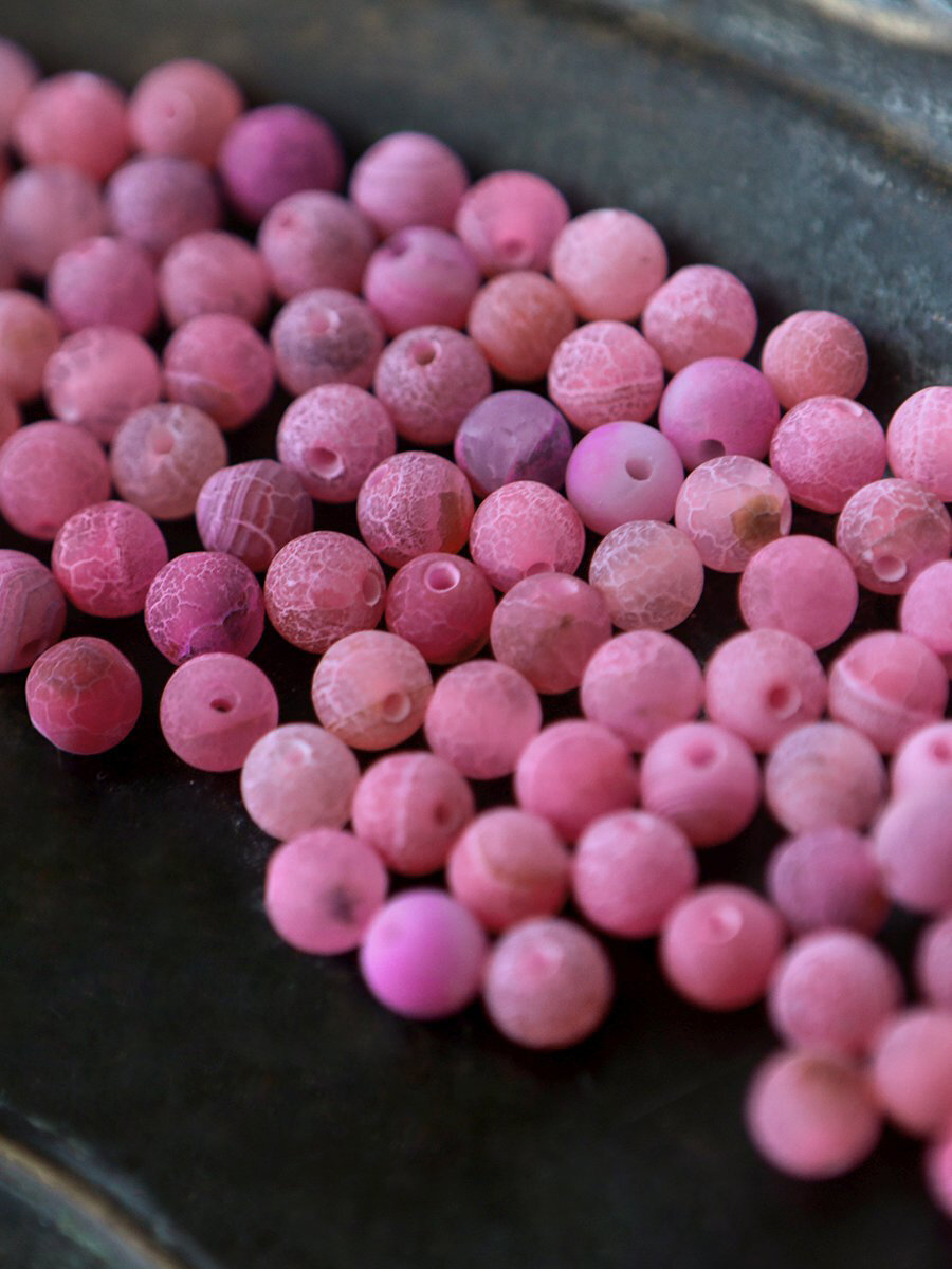 Агат морозный с трещинками 36 шт. / Бусины натуральные, цвет маджента, размер 6 мм