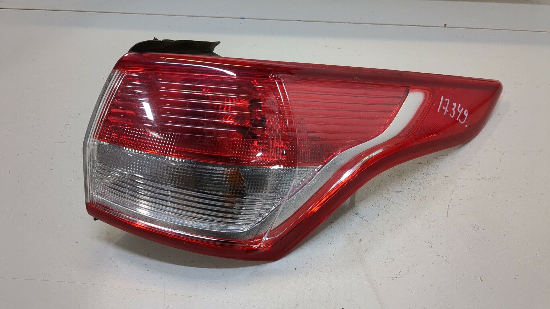 Фонарь (задний) правый Ford Escape Б/У