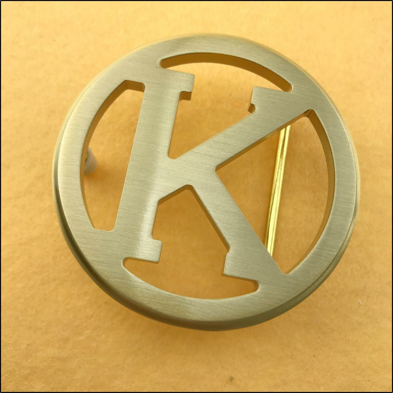 Пряжка для ремня 40 мм латунная с круглая буква "К" латунь бляха для ремня мужская