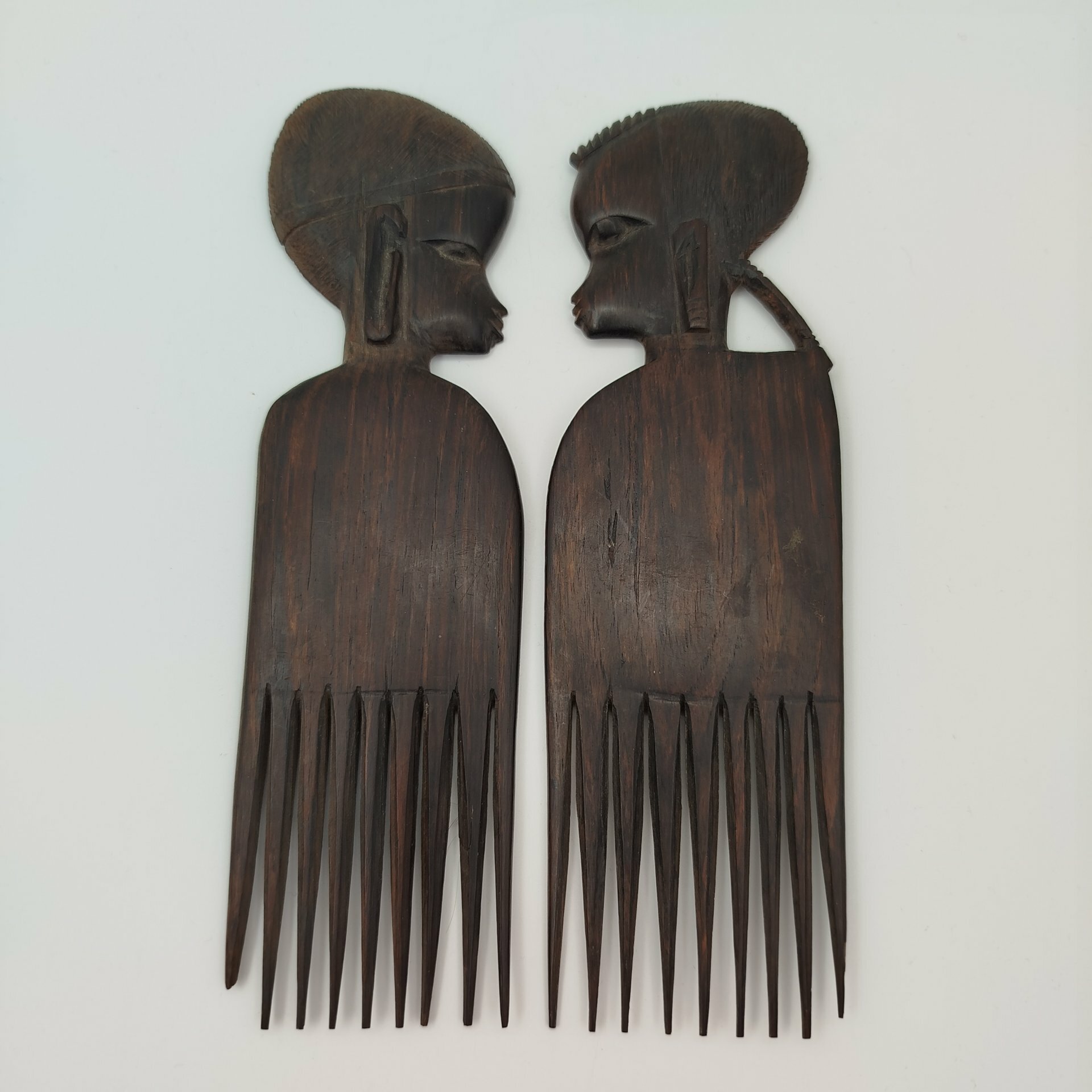 Пара декоративных гребней с антропоморфными навершиями, дерево, резьба, Африка
