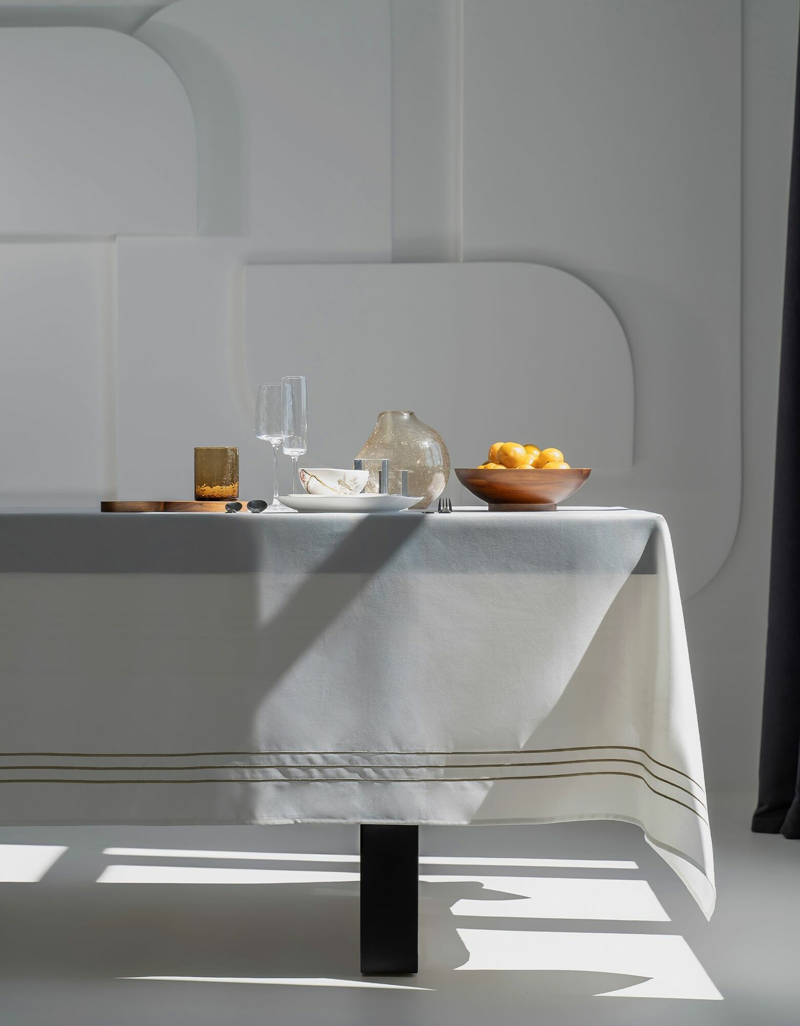 Скатерть, 160х160 см, полиэстер, белая, Линии, Trim gold, Kuchenland