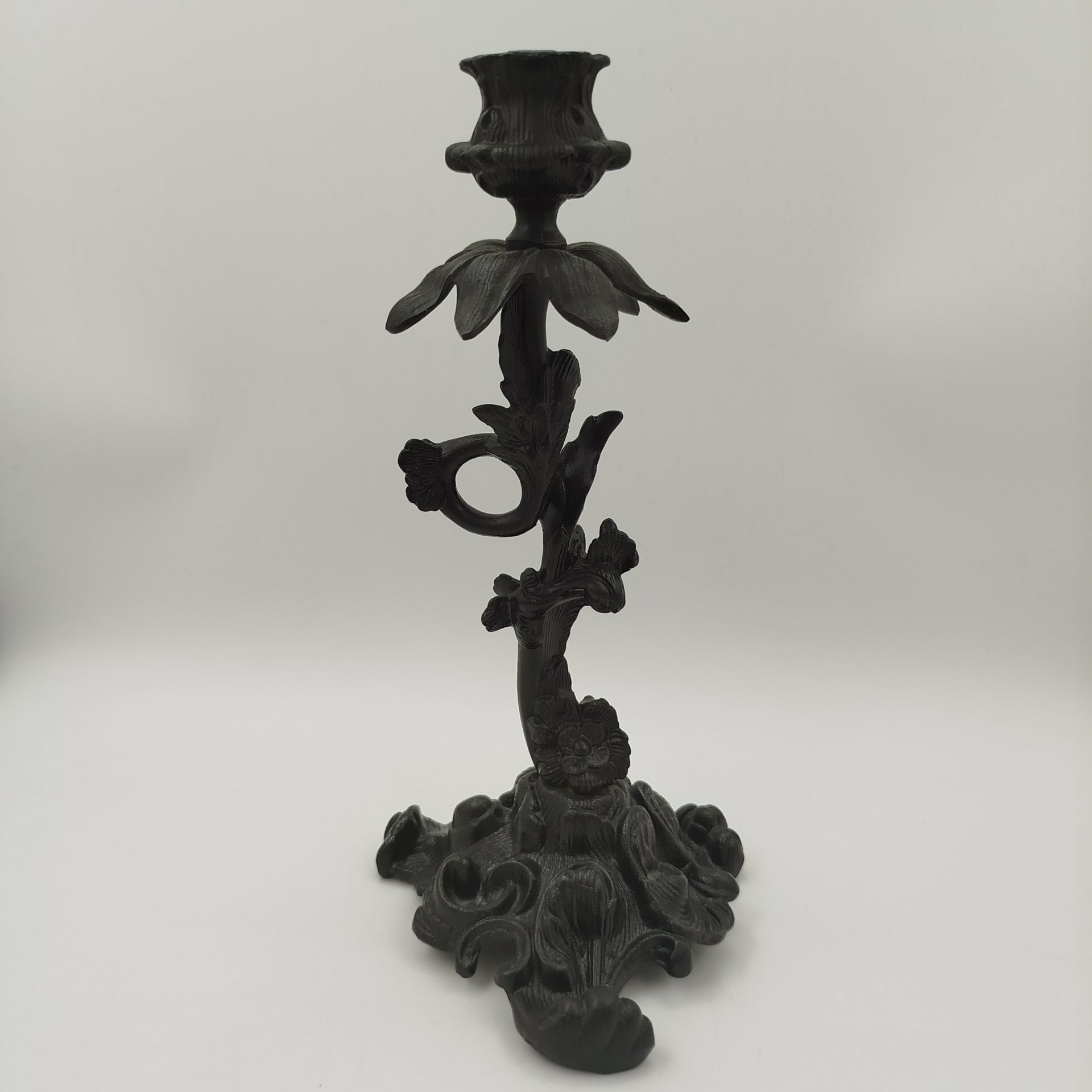 Подсвечник "Ветка согнутая с цветком", чугун, крашение