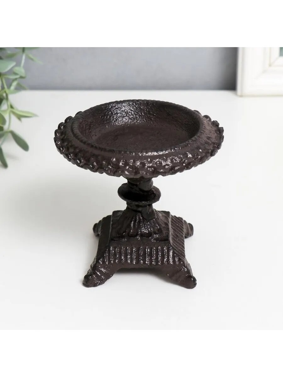 Стильный чугунный подсвечник для одной свечи