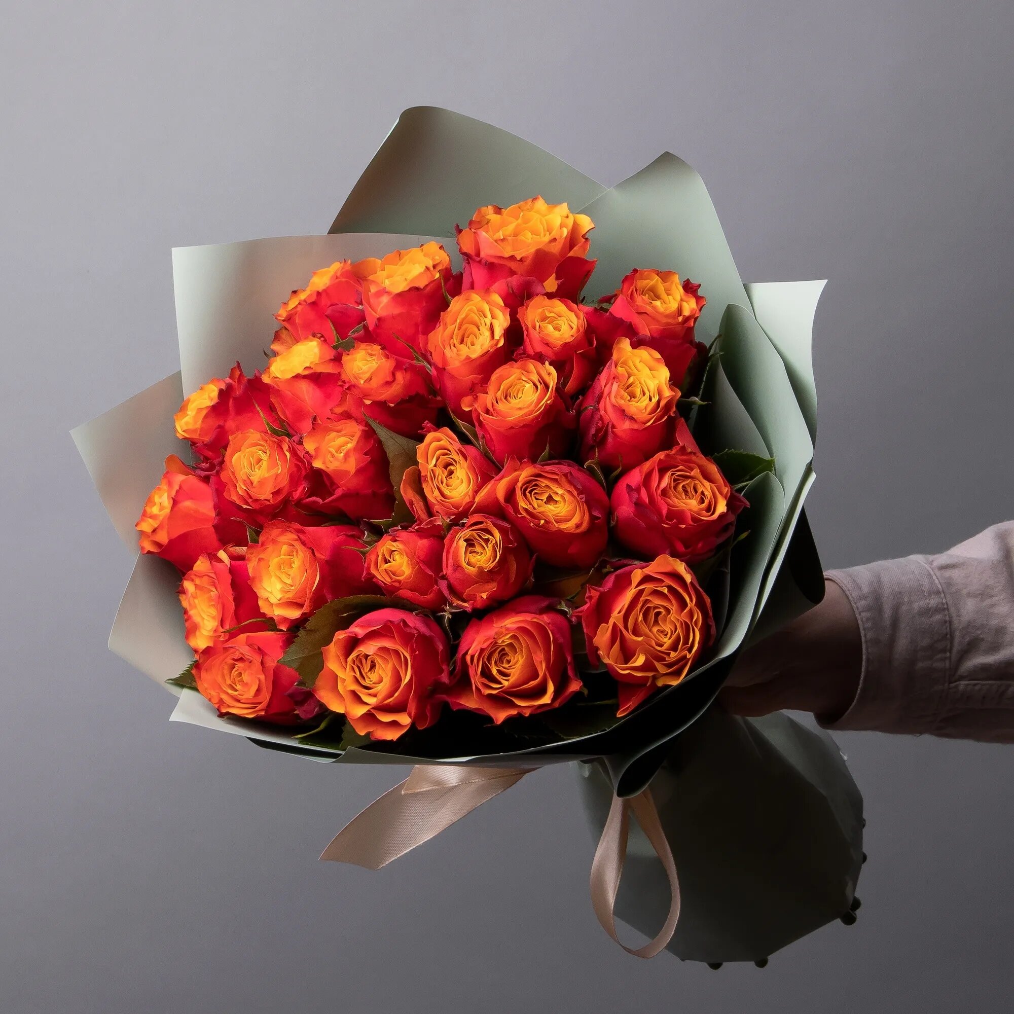 Букет из оранжевых роз 27 шт Высота 40 см в коробке и аквабоксе от "Простоцветы"