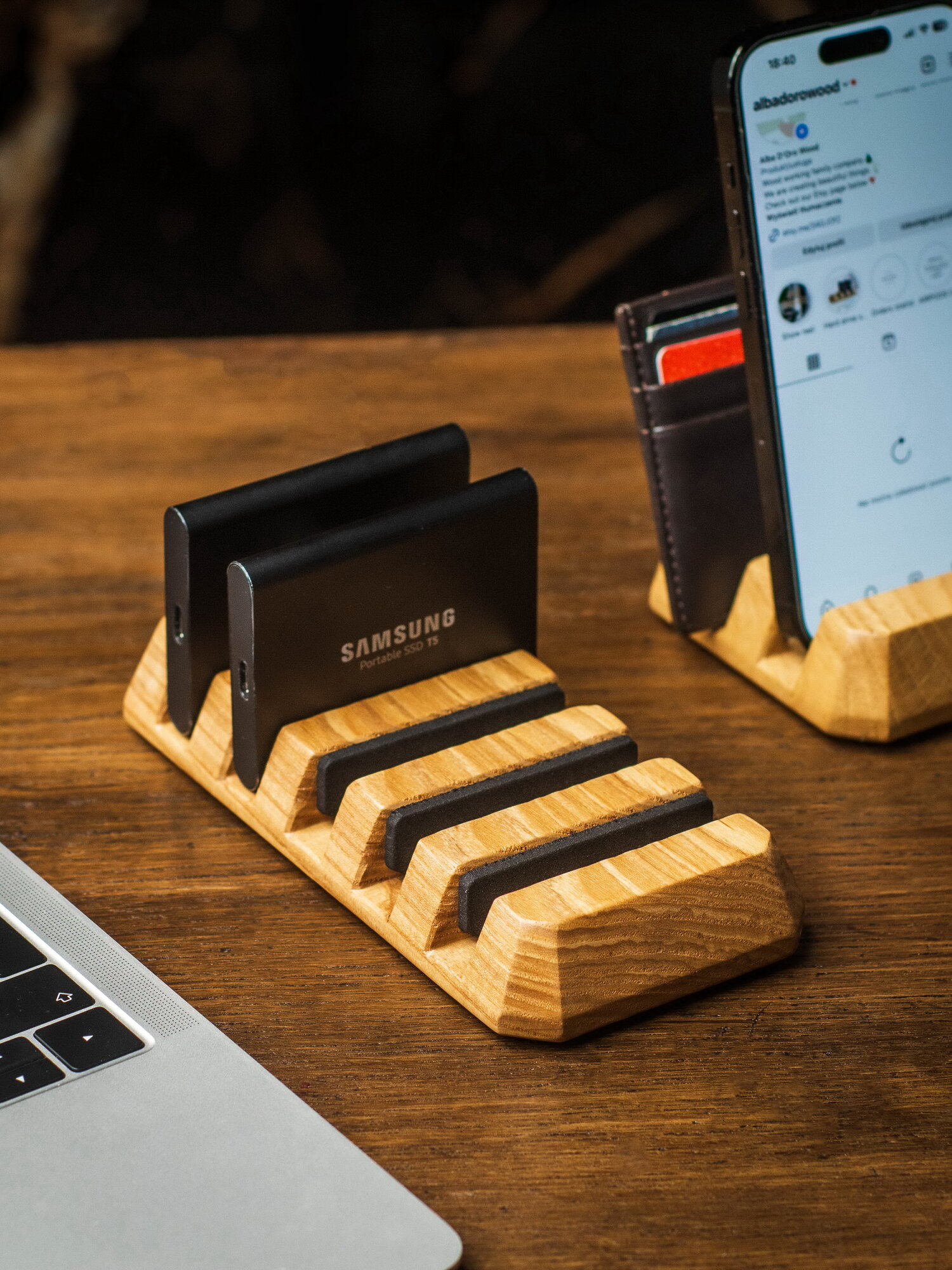 Держатель из ясеня для 5 внешних накопителей SSD/HDD, Настольная подставка для внешних жестких дисков. Слоты 12 мм.