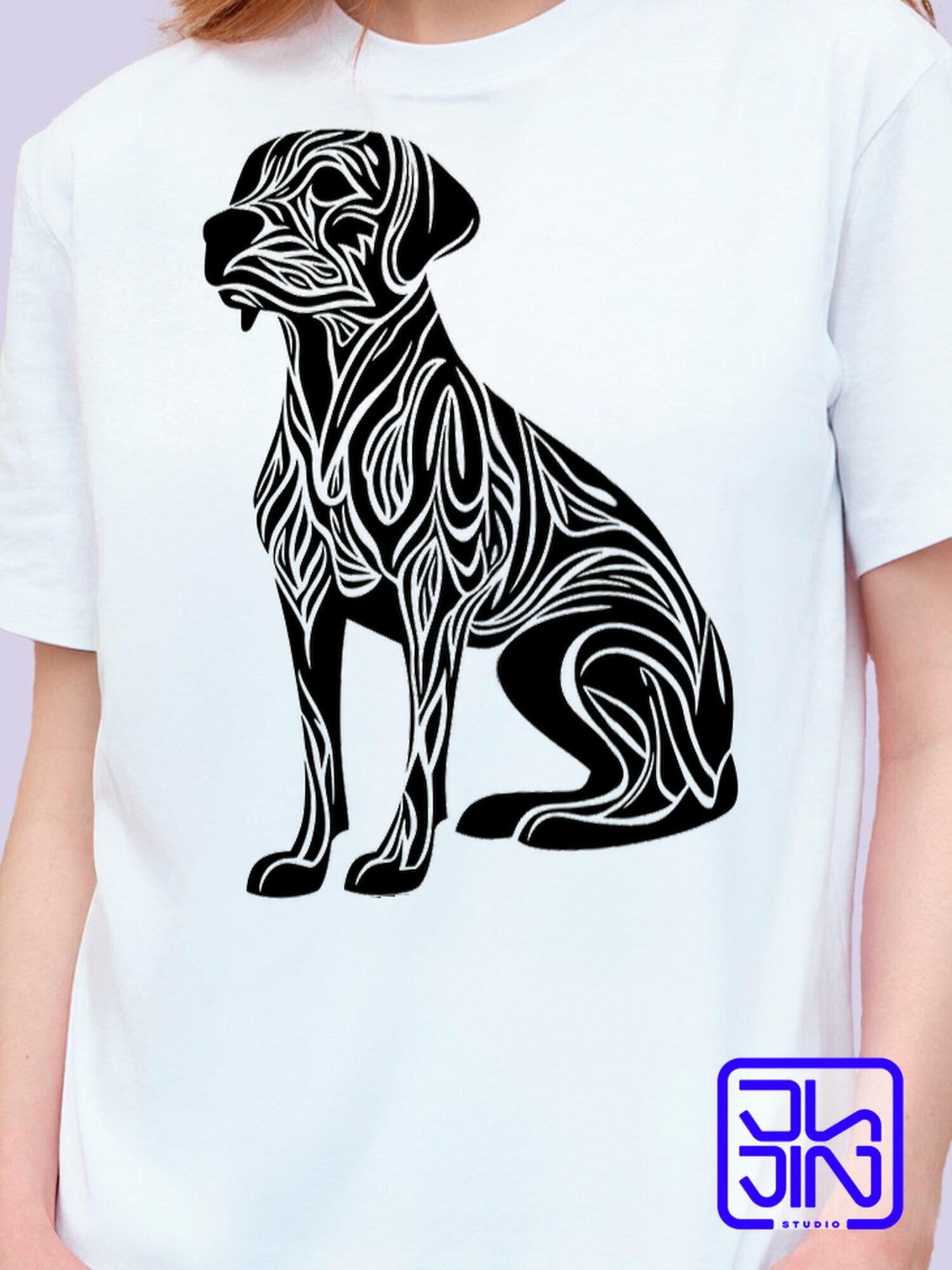 Футболка классическая женская с авторским принтом Черно белый силуэт собаки с этническими, универсальными черными узорами, белый хлопковый трикотаж с прикольным рисунком на груди