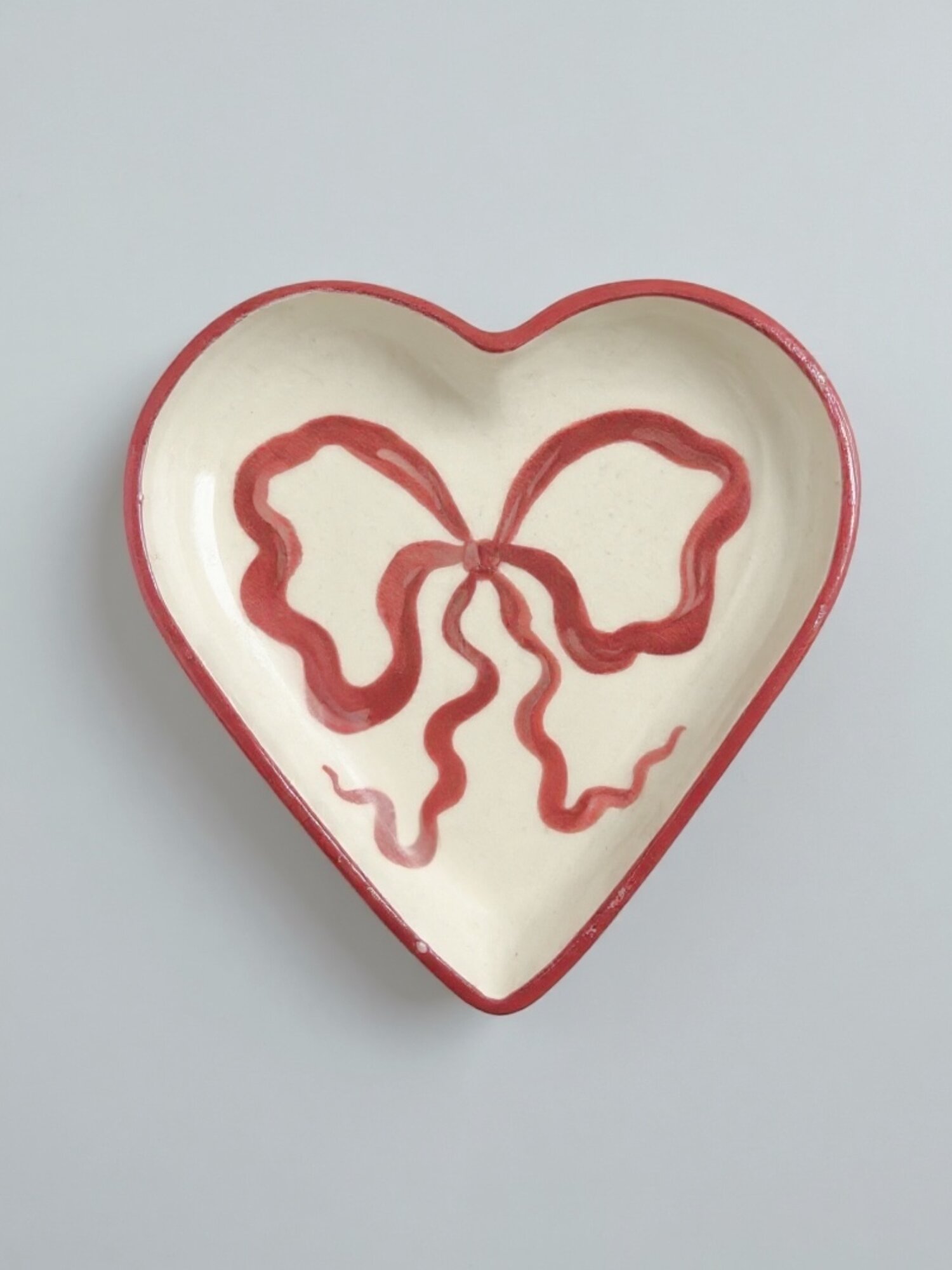 Тарелка ручной работы в форме сердечка «Бантик» с красным бортиком, керамика, 13 см