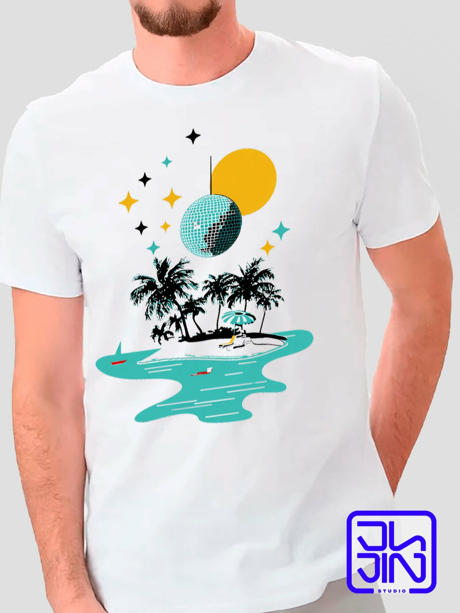 Футболка классическая мужская с авторским принтом Веселая бирюзовая сцена с диско шаром, пальмами и морской волной на острове, белый хлопковый трикотаж с прикольным рисунком на груди