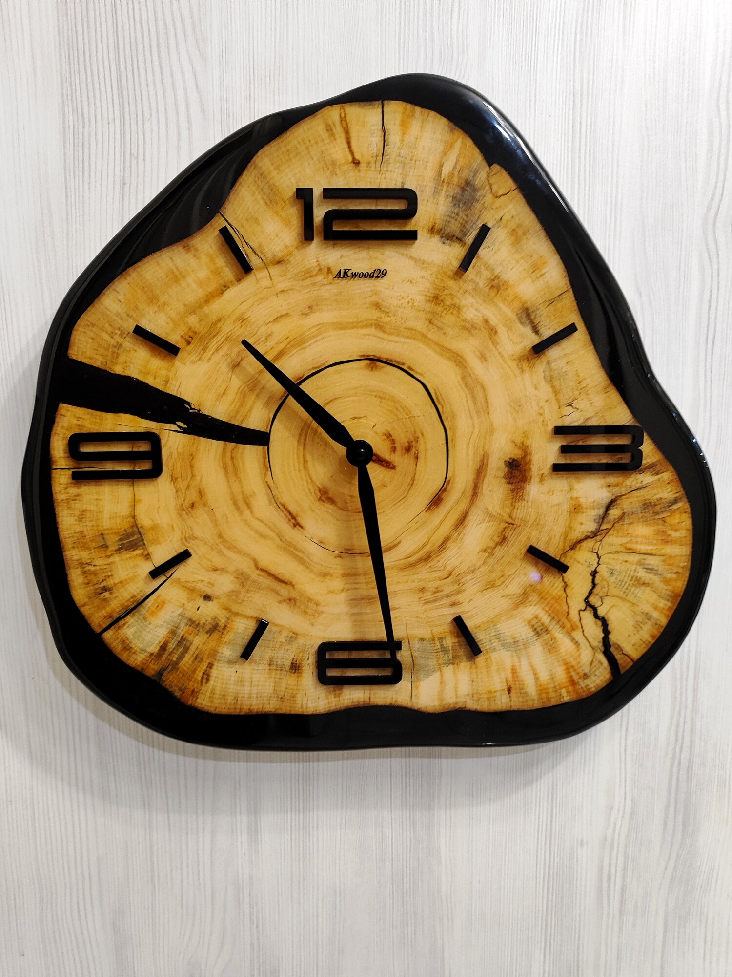 Настенные часы ручной работы из дерева и эпоксидной смолы "Черный тополь (50)", 460*430*40 мм