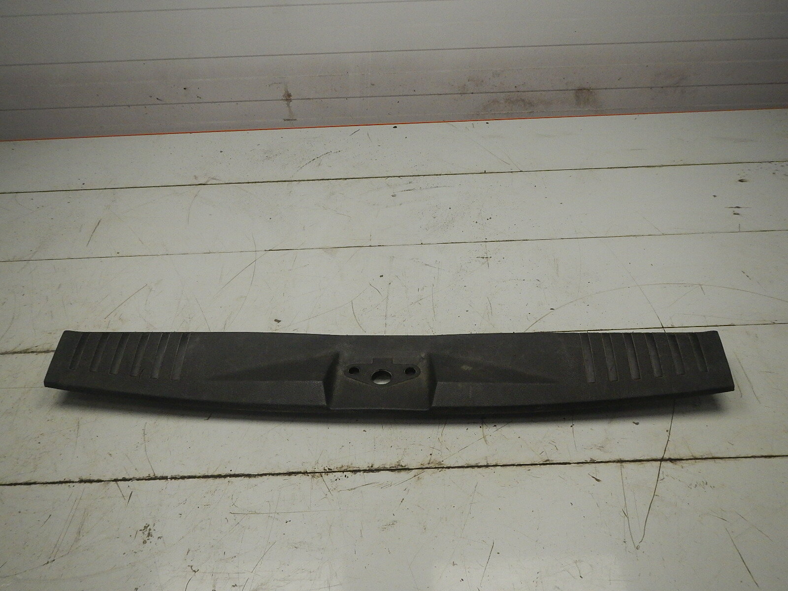 Б/У Обшивка багажника, Ford (Форд)-FIESTA (01-07) FORD FIESTA (01-07) на заднюю панель Задиры. 634872 FORD арт. 1722161