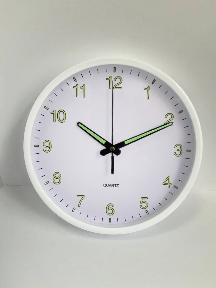 Настенные часы светящиеся в темноте , круглые классические 25 см белый ободок , белый циферблат / Батарейка в комплекте