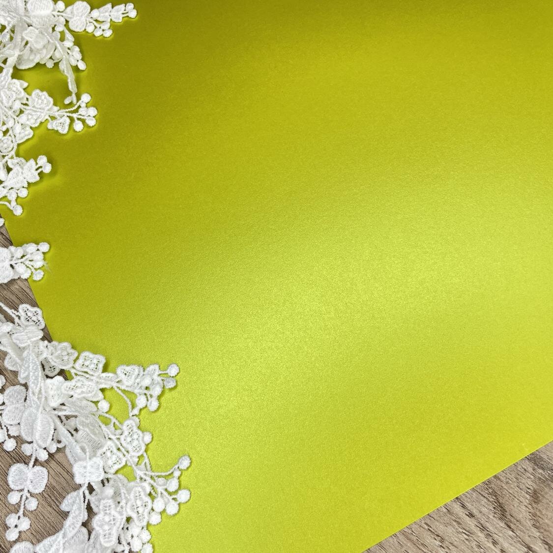 Дизайнерская бумага с металлизированным покрытием, цвет салатовый, плотность 250 гр, размер 35*35 см