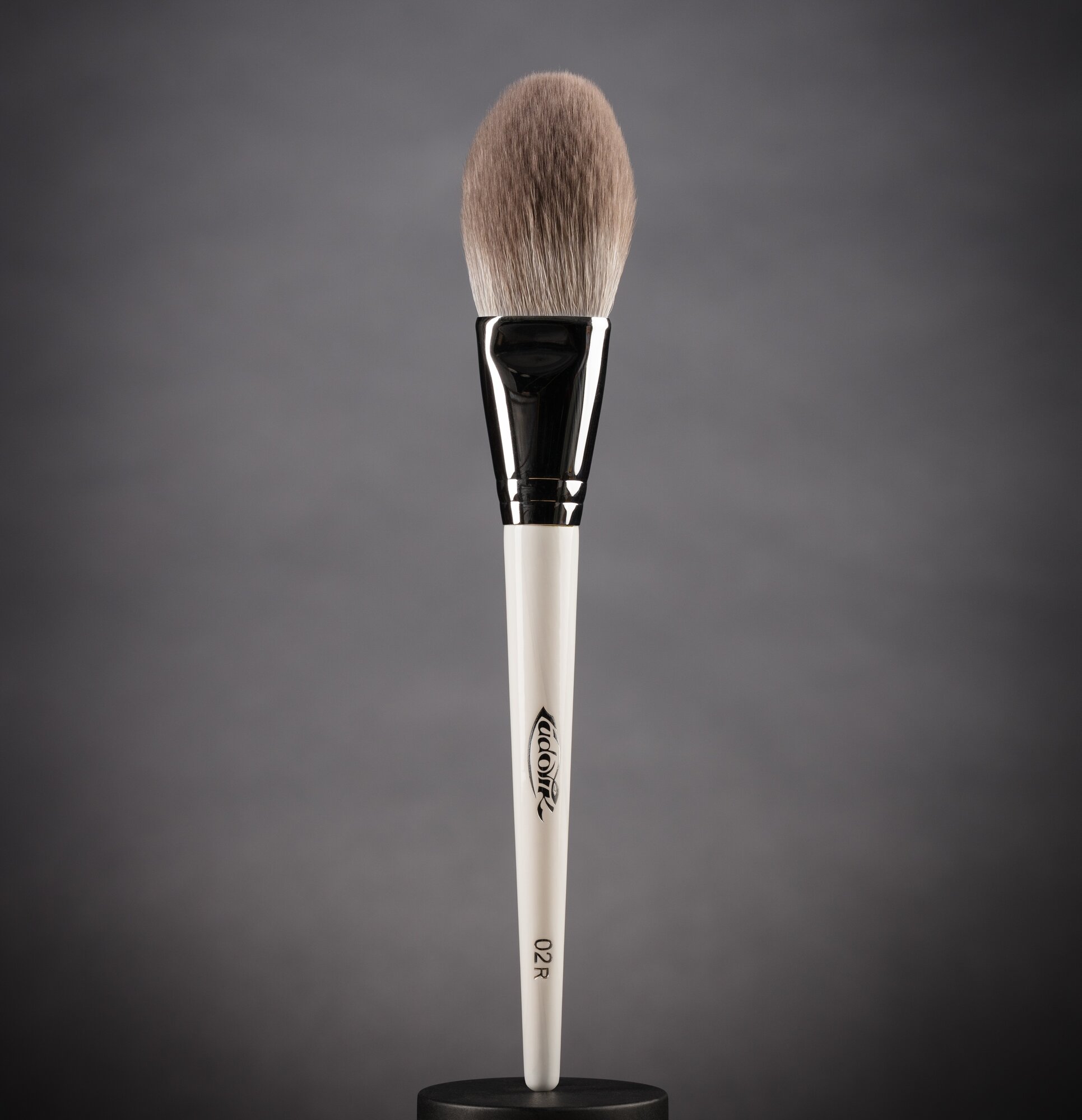 Кисть для макияжа "LUDOVIK" №02R из кукурузной синтетики.