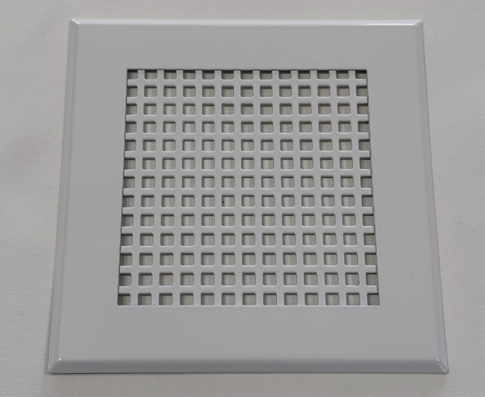 Решетка Плоская с подгибом Штамп 150х150мм, на магнитах, перфорация Квадрат 5-8, Белый.