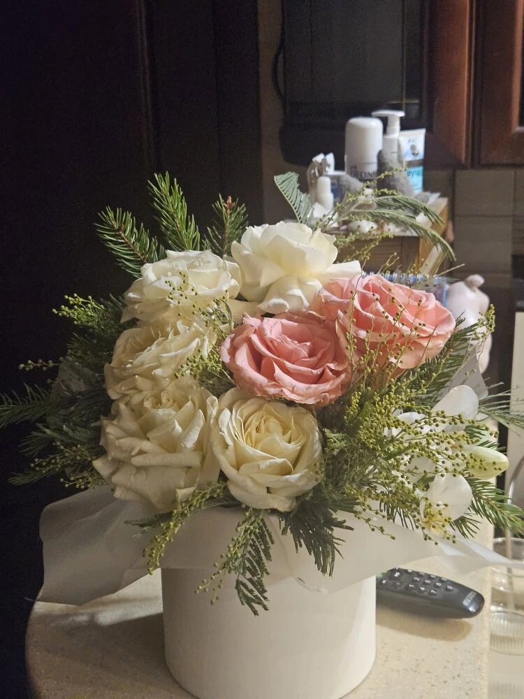 Композиция в коробке от Долины Ситтим "Рождество и новогоднее чудо", 32х30 см мимоза, роза, фаленопсис