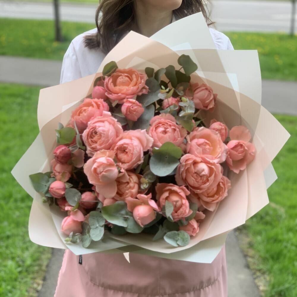 Букет живых цветов. Кустовые розы Джульетта 7 шт и ветки Эвкалипта