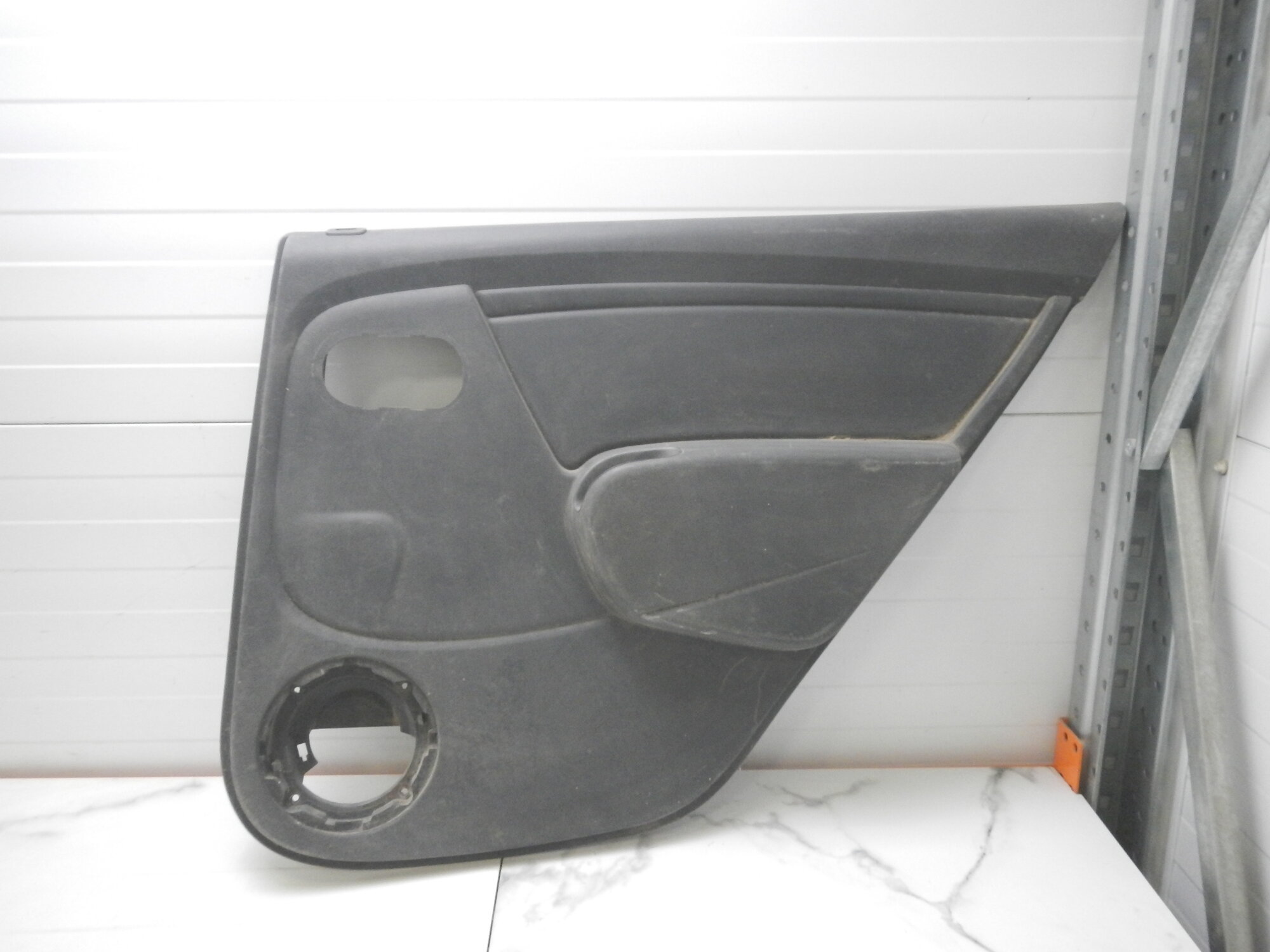 Б/У Обшивка двери задней правой, Renault (Рено)-SANDERO (09-) RENAULT SANDERO (09-) Царапины. 617202 RENAULT арт. 829A07...