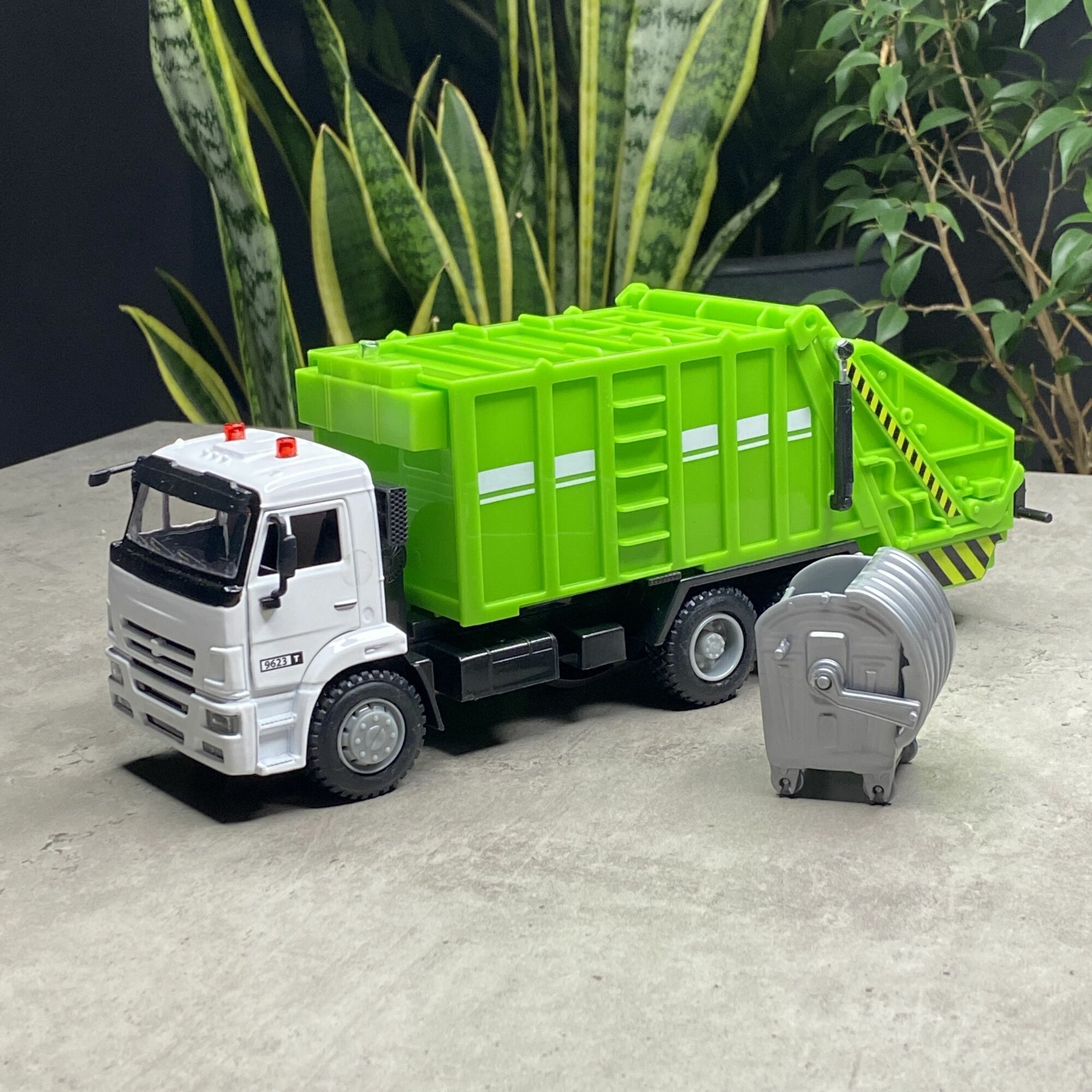 Машинка инерционная КаМАЗ 65115 Мусоровоз Play Smart 1:38 9623-B Автопарк, свет и звук, цвет Зеленый -kpa
