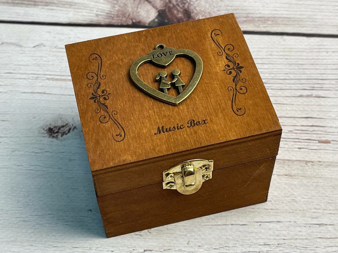 Музыкальная заводная деревянная шкатулка-шарманка из массива двое В сердце с мелодией ROSE
