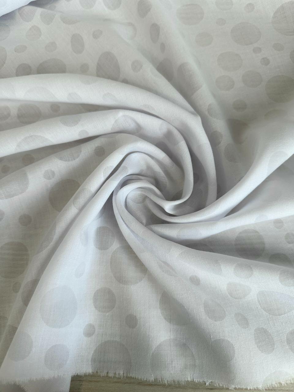 1м. Батист с вытравкой деворе, ткань для шитья и рукоделия. Хлопок 100%. Белый горох ассорти. Плотность 100, ширина 150 см.