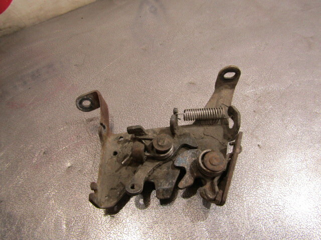 Замок решетки радиатора правый Scania P, G, R