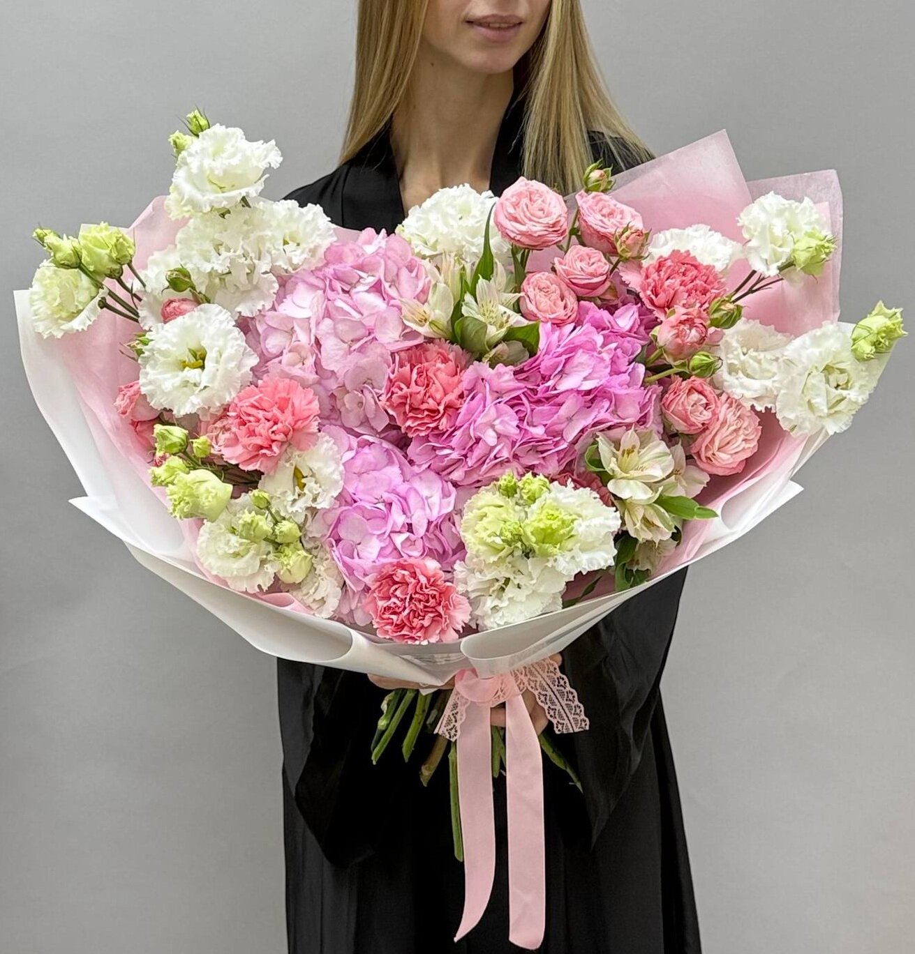 Нежный букет с гортензией, эустомой, гвоздикой, и альстромерией, розовый