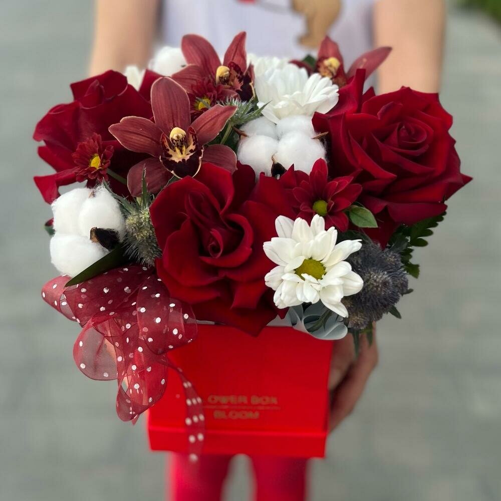 Композиция из красных французских роз и орхидей в коробке - римская роза