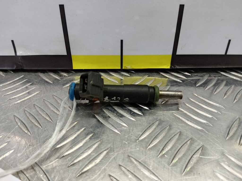 Форсунка топливная Б/У для CHEVROLET ORLANDO I (2010—2018) 5817429