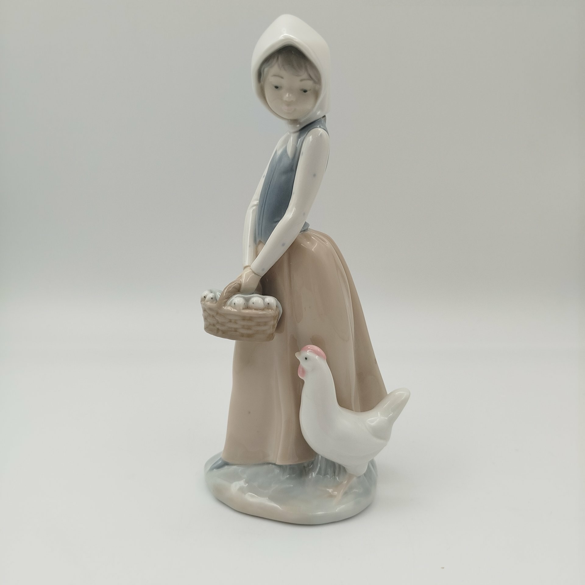 Статуэтка "Девушка с курицей и цыплятами", фарфор, роспись, NAO Porcelain, Испания