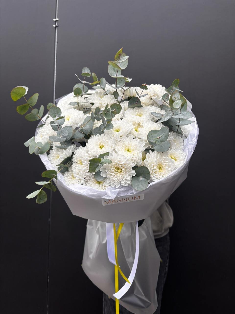 Букет из 9 белых хризантем эвкалиптом в стильной упаковки от Story Flowers