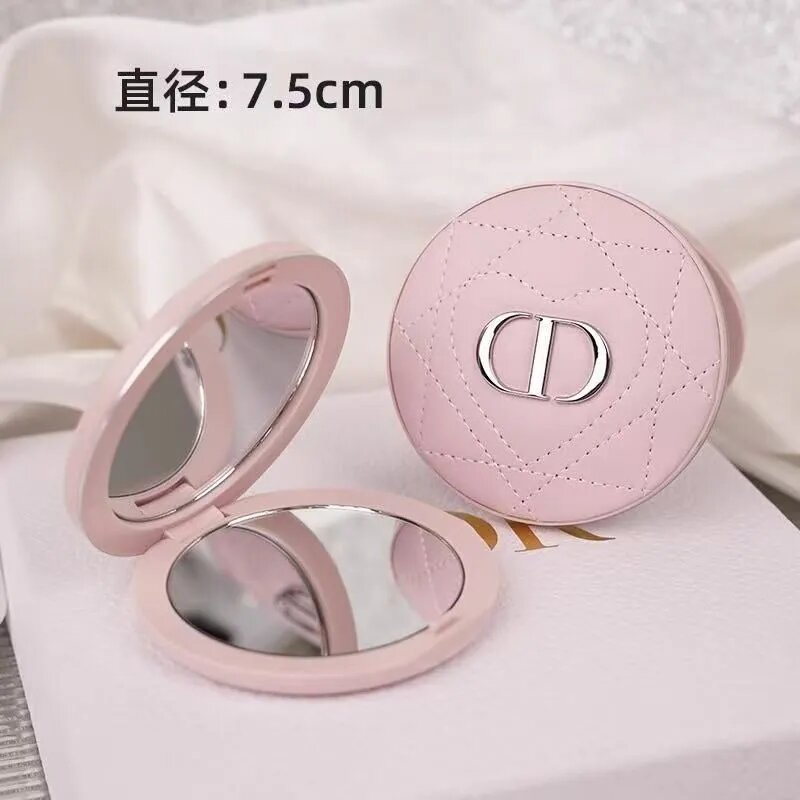 Dior Мини-стеклянное зеркало из овечьей кожи. (Подарок от косметического стенда Dior.)