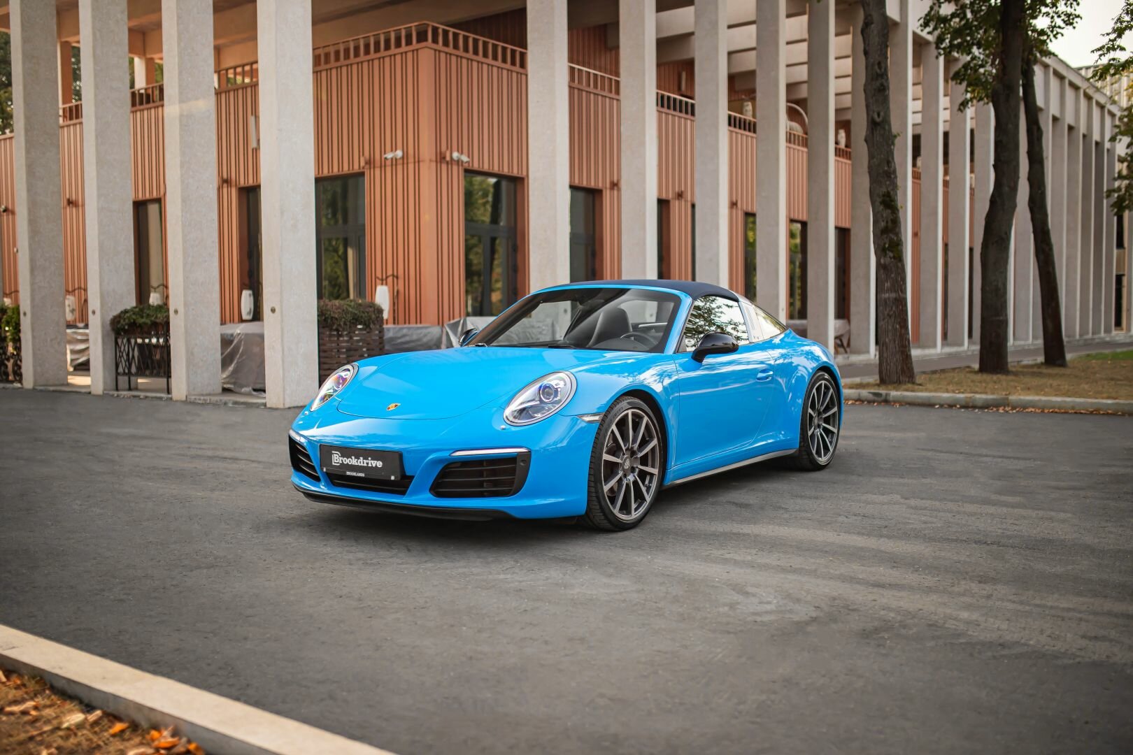 Подарочный сертификат «Аренда автомобиля Porsche 911 Targa 4» (1 сутки, 1 человек)