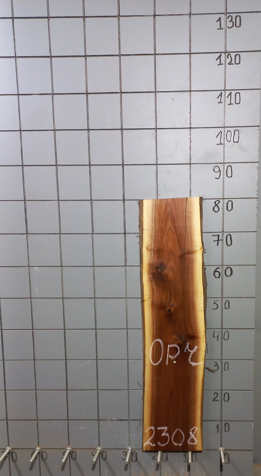 Слэб натурального дерева ценных пород Орех черный №2308; 2,2*18*75 см, доклес