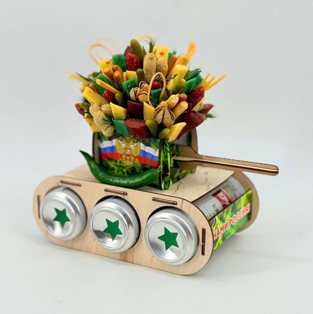 Подарок мужчине пивной танк с закусками колбасками снеками и сыром. Подарочный набор на 23 февраля