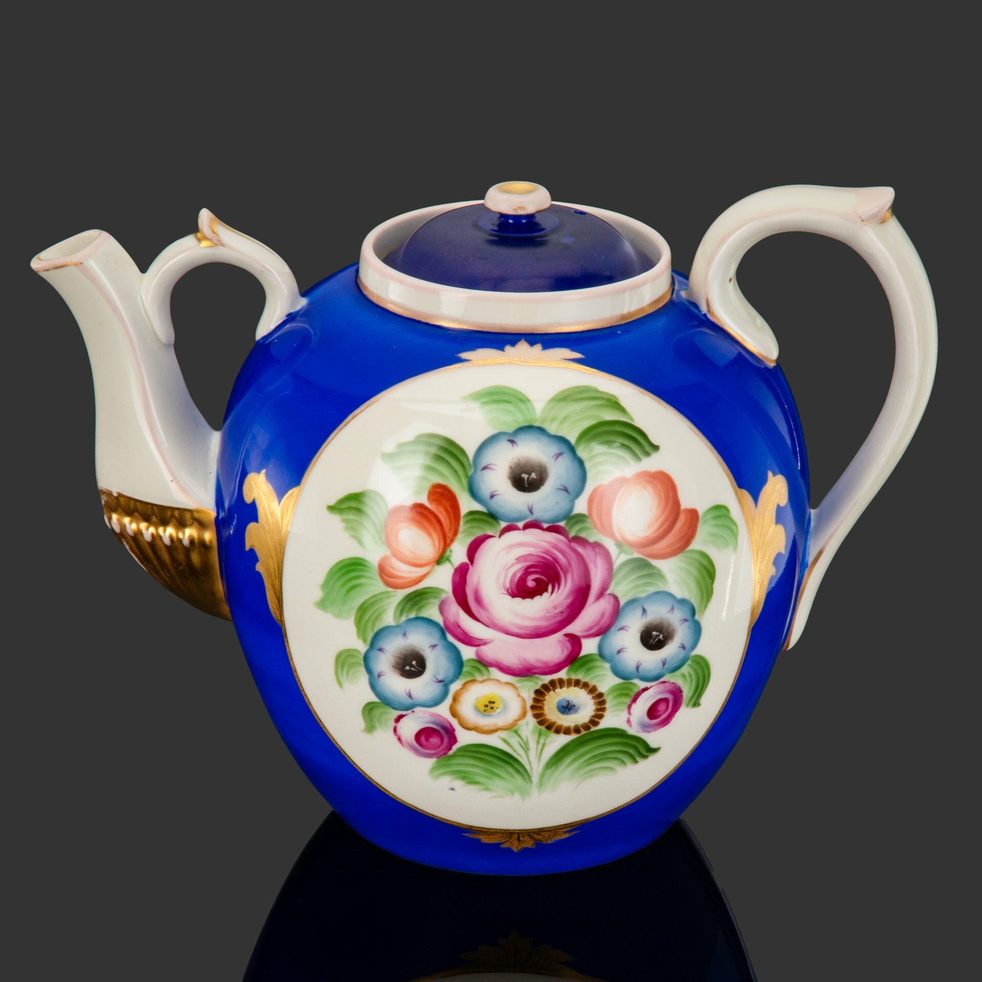 Чайник доливной, украшенный цветочным декором, фарфор, роспись, крытье