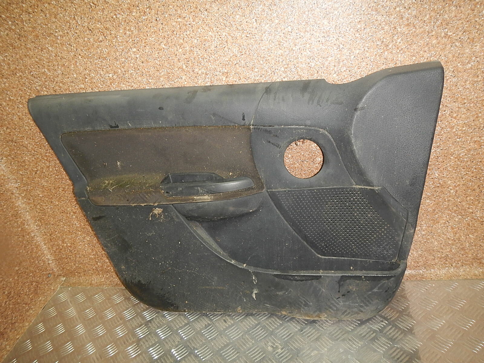 Б/У Обшивка двери передней левой, Citroen (Ситроен)-C3 (02-09) CITROEN C3 (02-09) 5 дверей. Грязная,царапины. 229225 Peug...