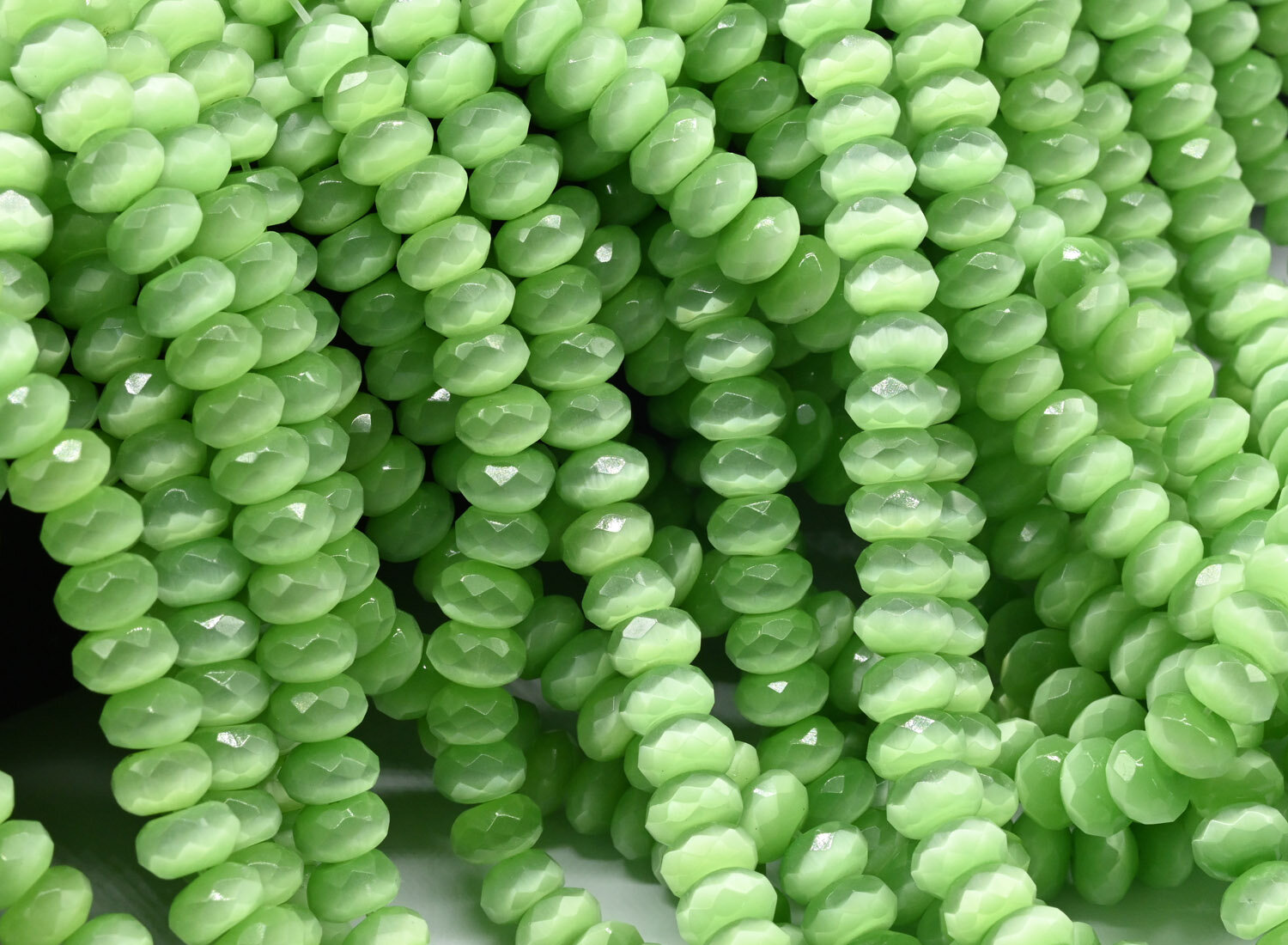 Бусины из кошачьего глаза (улексит) рондель гр.7*5мм цв. зеленый светлый, 40см, 88 бусин .