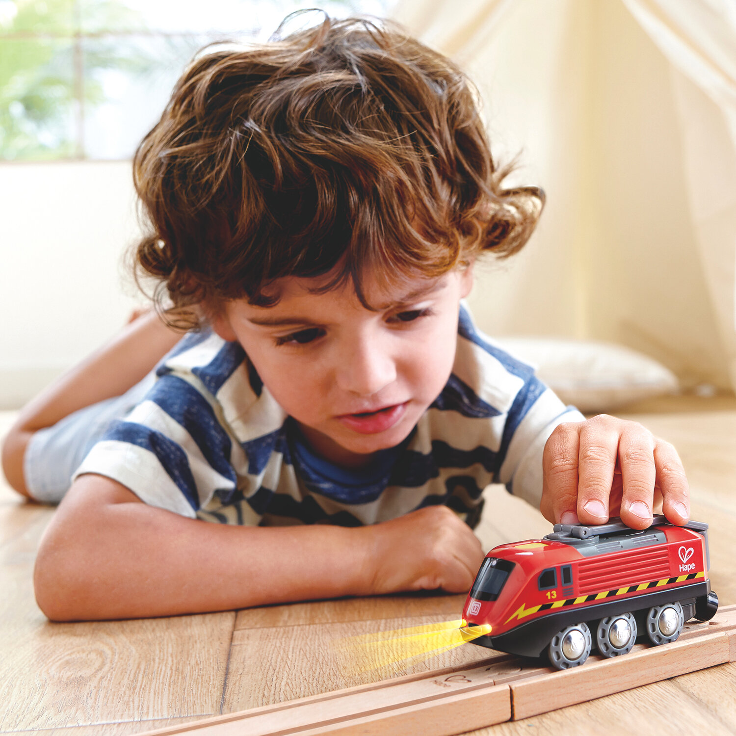 Игрушечный детский поезд Hape со звуком, светом и USB-проводом для зарядки E3874_HP