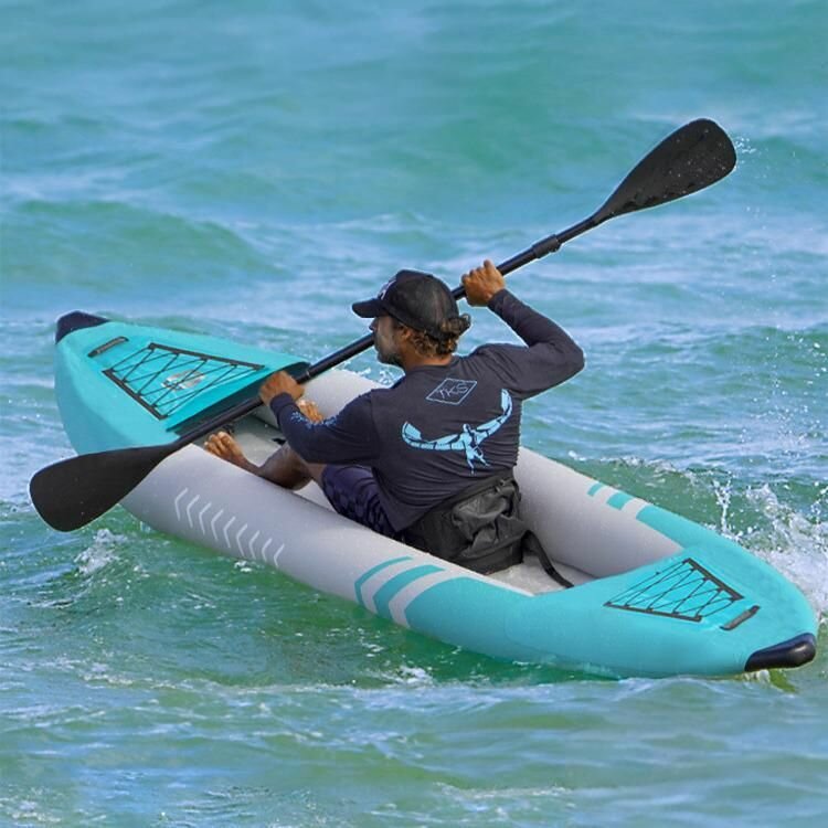 Надувной двухместный каяк 380х95х40 см, Максимум 200 кг. В комплект входят рюкзак, насос, весла, бутылка и два плавника.