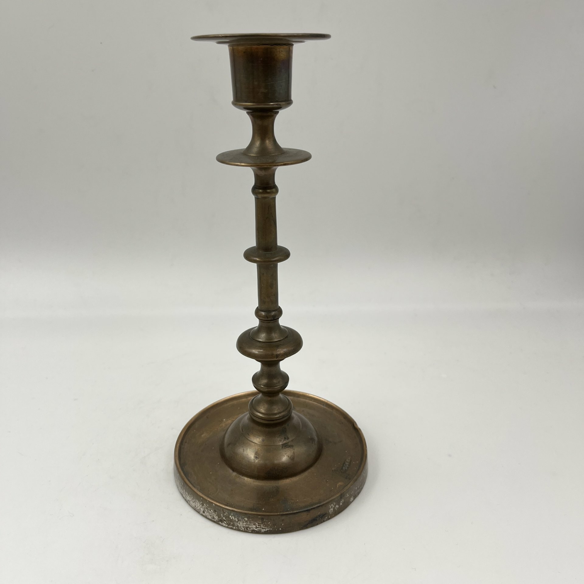 Подсвечник фигурный на круглом основании, для одной свечи, бронза, литьё