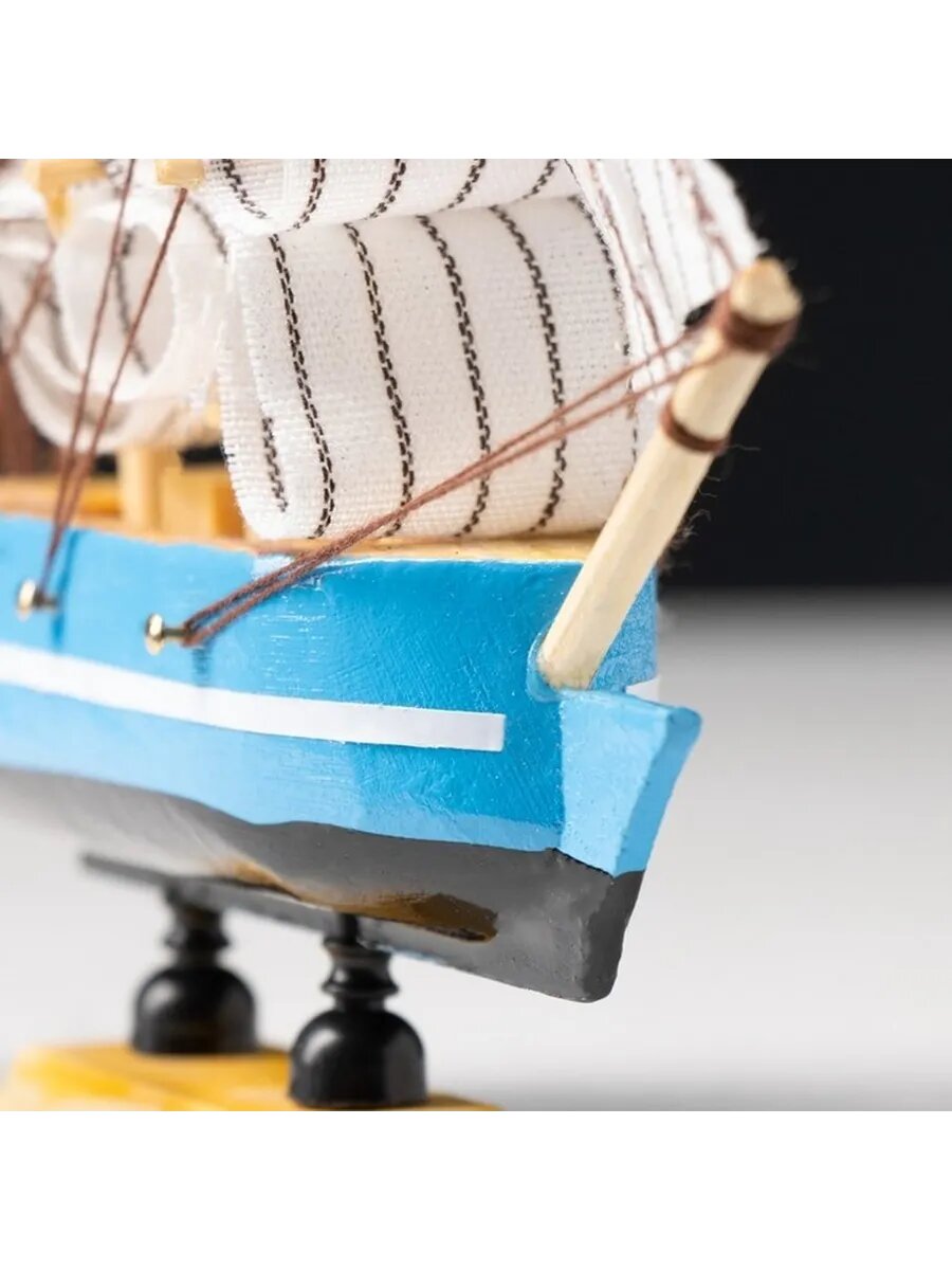 Маленький морской парусник — символ удачи и стиля