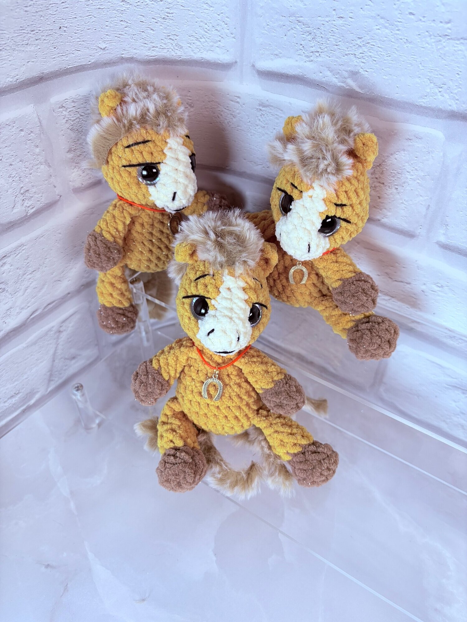 Рыжий конь Малютка 11-14 см, с подставкой, вязаная лошадка ручной работы из плюшевой пряжи с блеском.